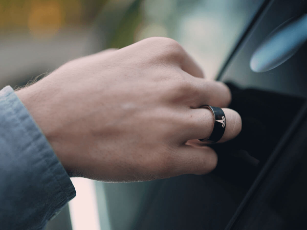 如何使用 Tesla Ring 開啟和鎖定您的 Tesla 車輛